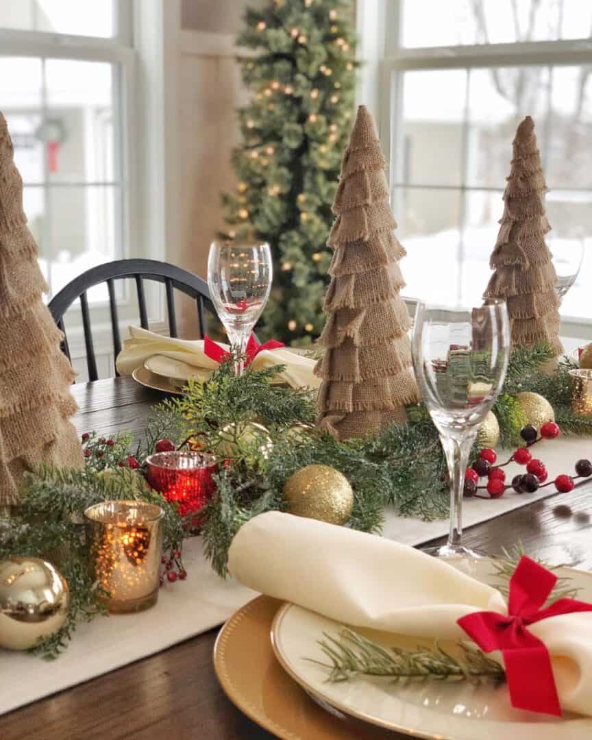Stunning Christmas Dining Table Decor (Tablescapes and Centerpieces)