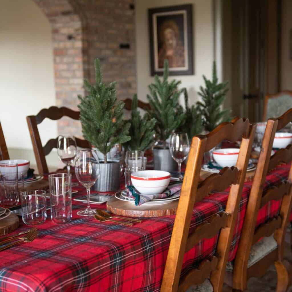 Stunning Christmas Dining Table Decor (Tablescapes and Centerpieces)